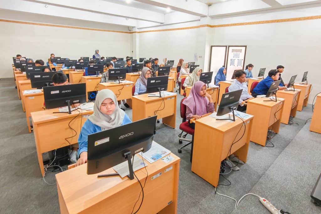 UPN Veteran Jatim Jadi Pilihan Favorit Peserta UTBK dari Lamongan ...